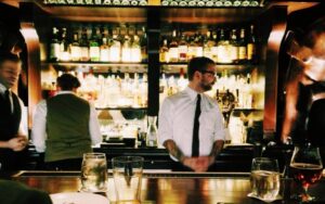 Barman, Bartender, Barista: Differenze nei Mestieri del Mondo del Bar ...